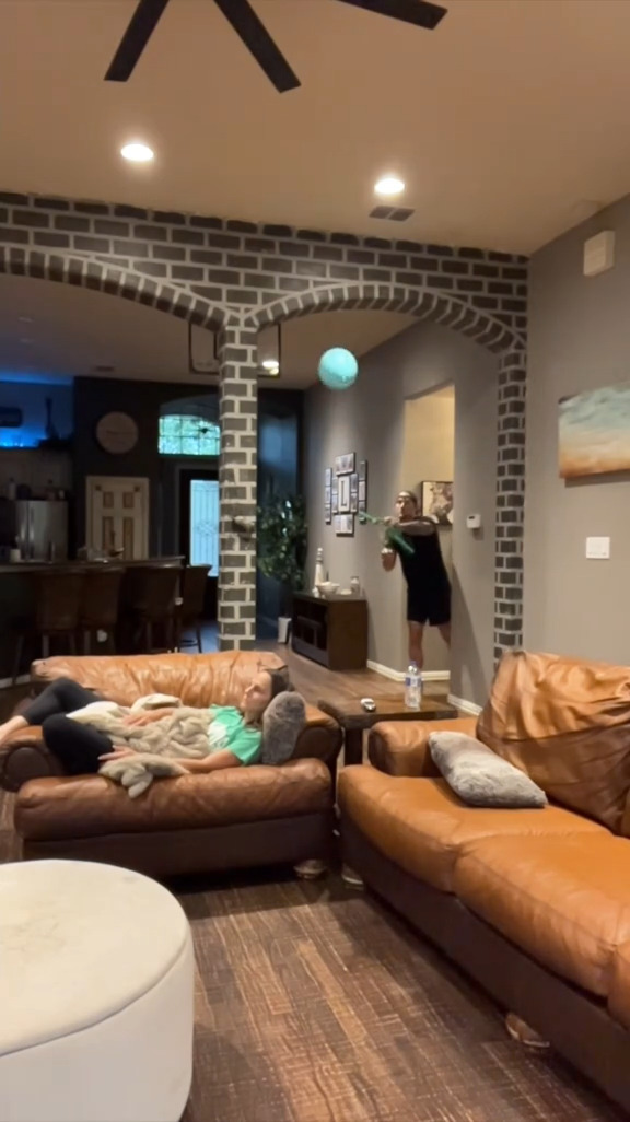 Lindy and JLo bring playful balloon fun