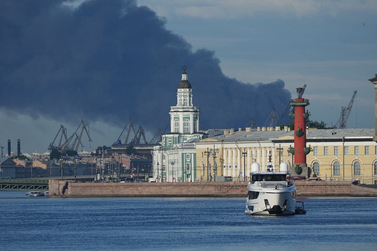 Drones ucranianos atacan una terminal petrolera de San Petersburgo ...