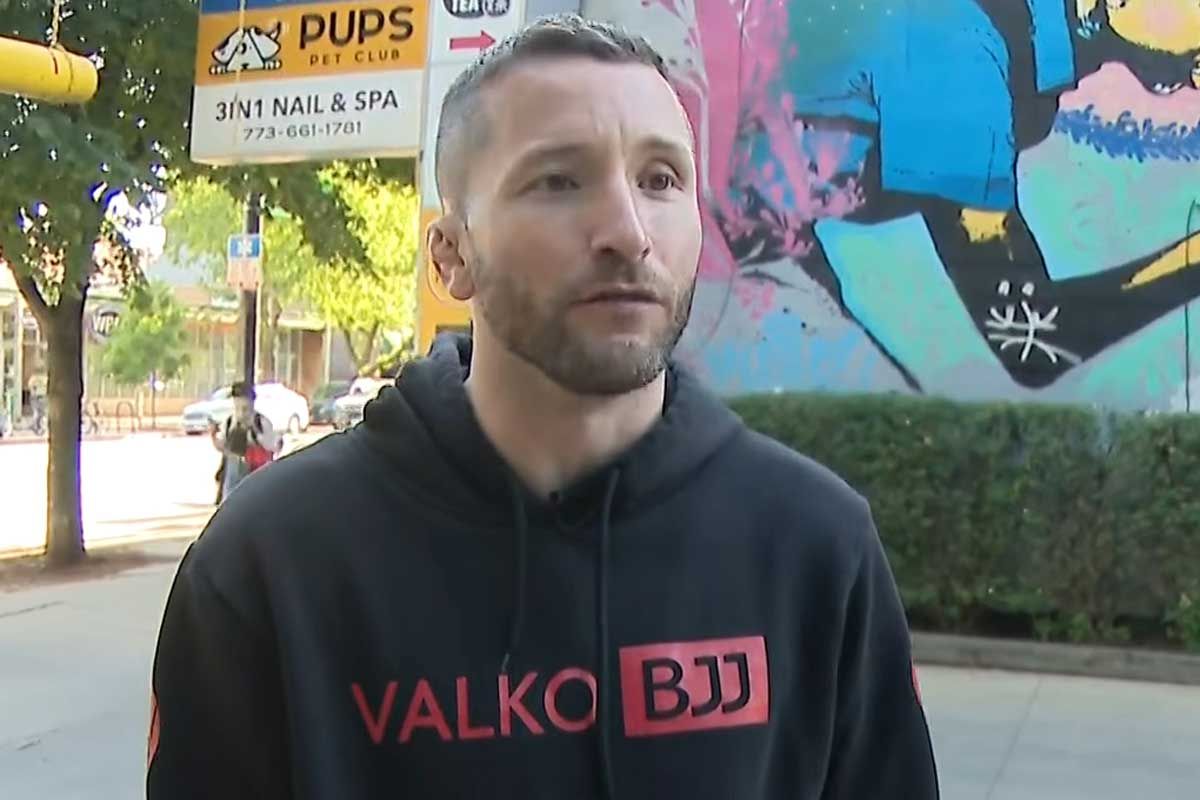Former MMA fighter helps restrain passenger who allegedly tried to ...