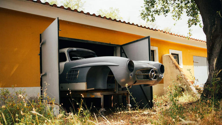 Mercedes 300 SL ritrovata in un bosco, ora vale una fortuna