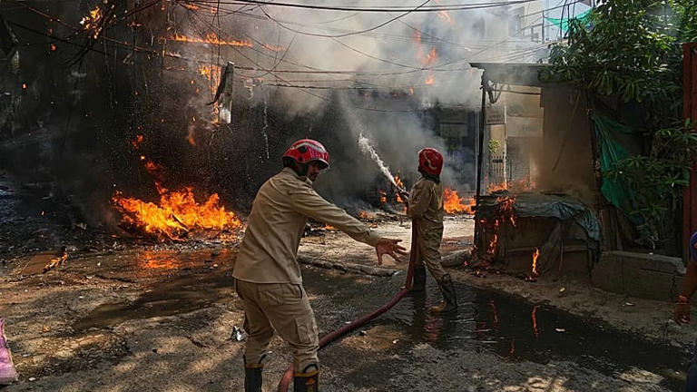 Incendie dans un hôtel à New Delhi : au moins 21 morts, dont de ...