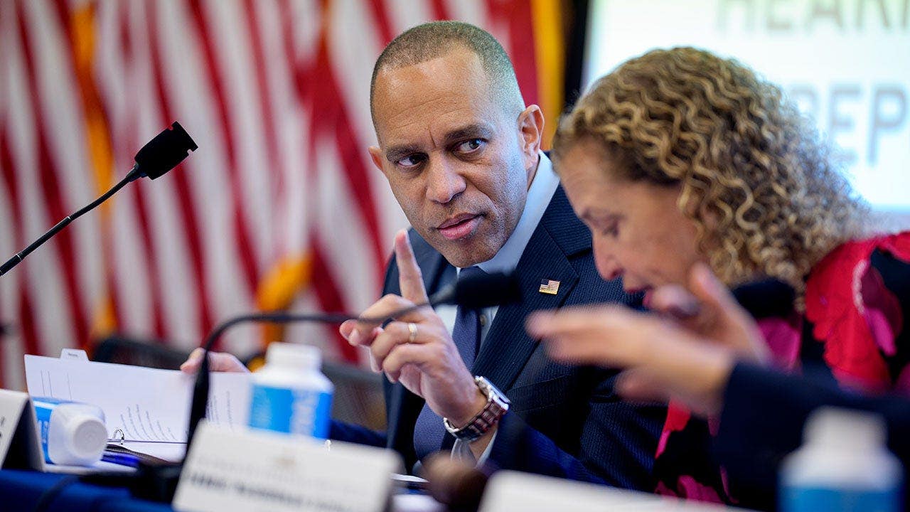 Jeffries declines to back Wasserman Schultz as Black leaders revolt ...