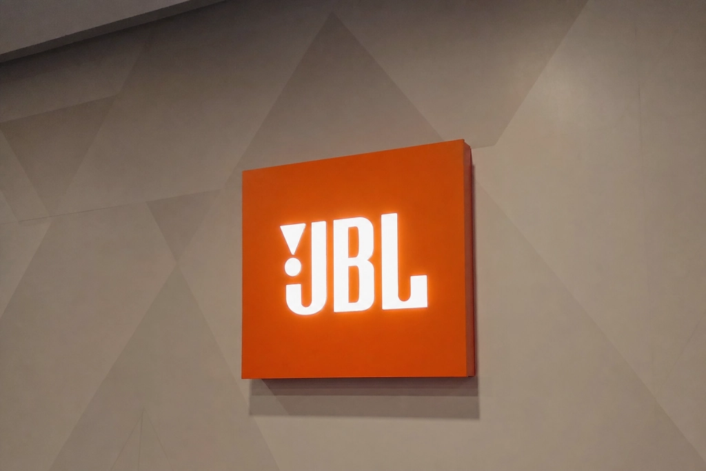 JBL’s mindste højttaler får makeover: Go 5 lander med ambient lys til ...