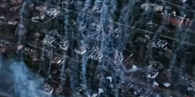 Video: Putin's troops drop banned chemical fire on Ukrainian homes
