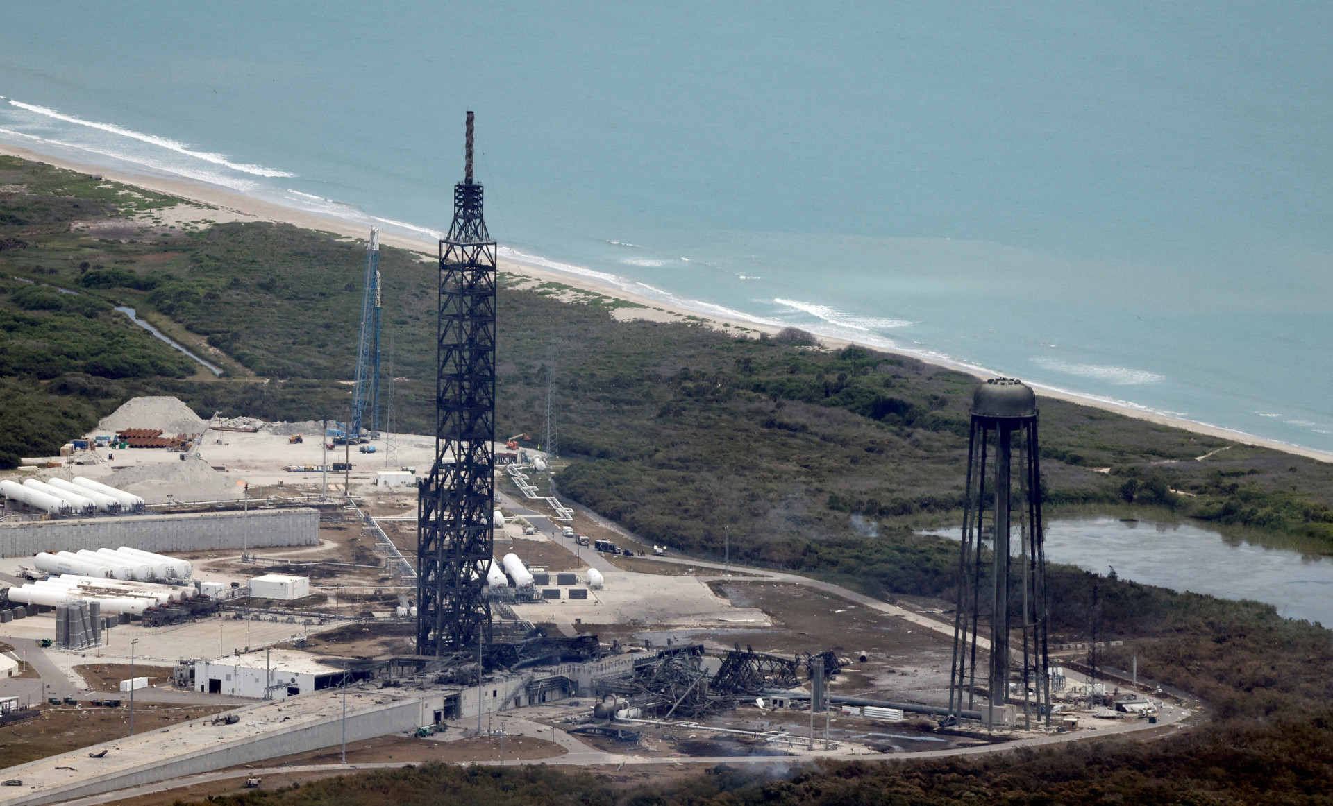 NASA vs. SpaceX and Blue Origin: What's different, and how do they ...