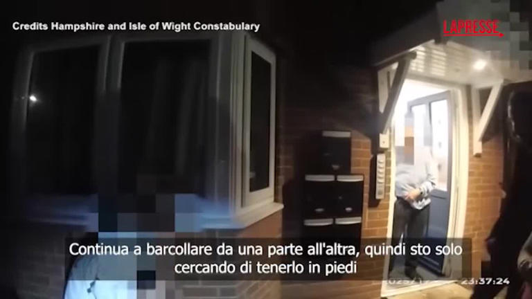 Regno Unito, 18enne accoltellato muore dopo l'arresto: le immagini del ...