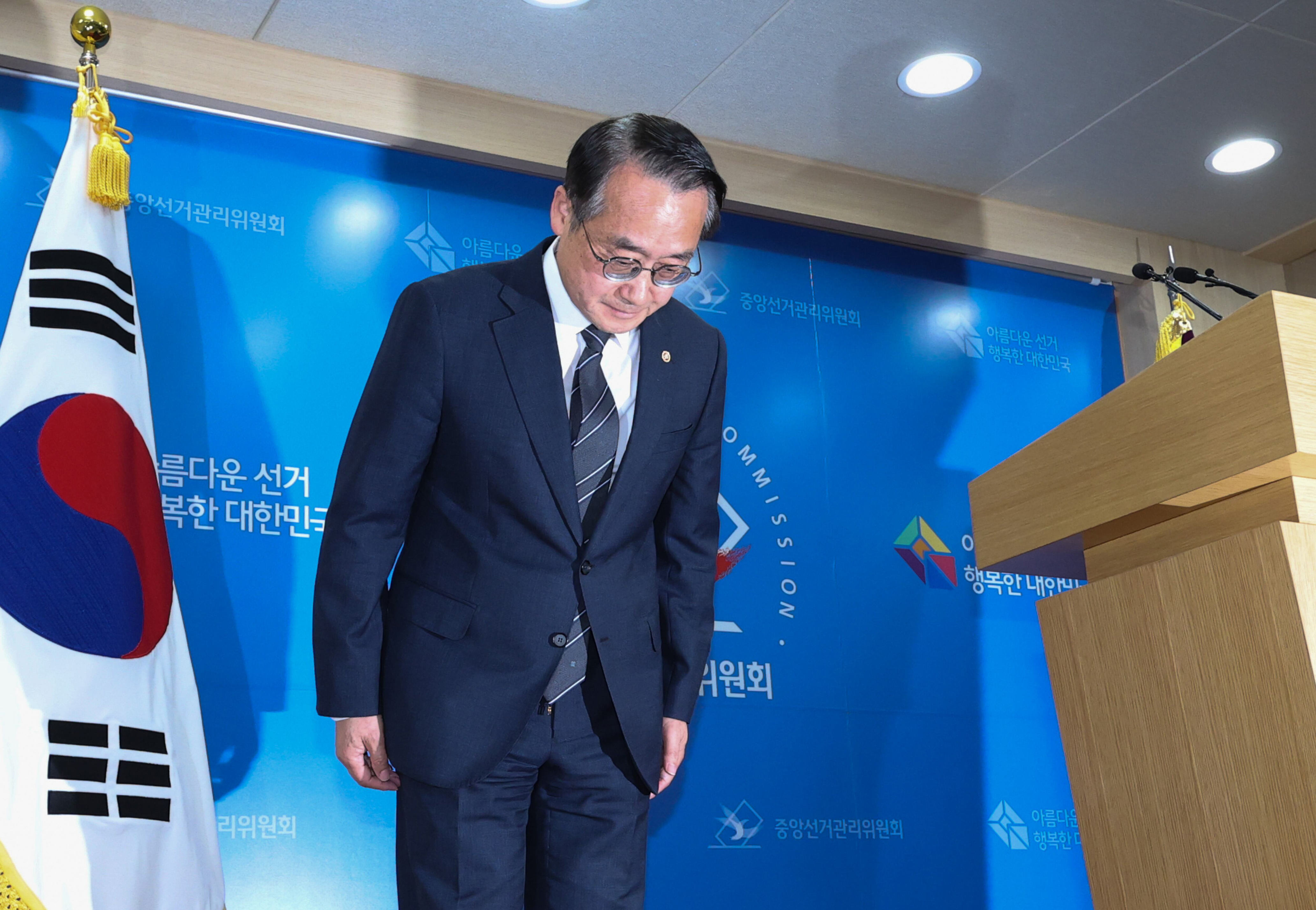 Seoul ballot shortage prompts NEC emergency meeting