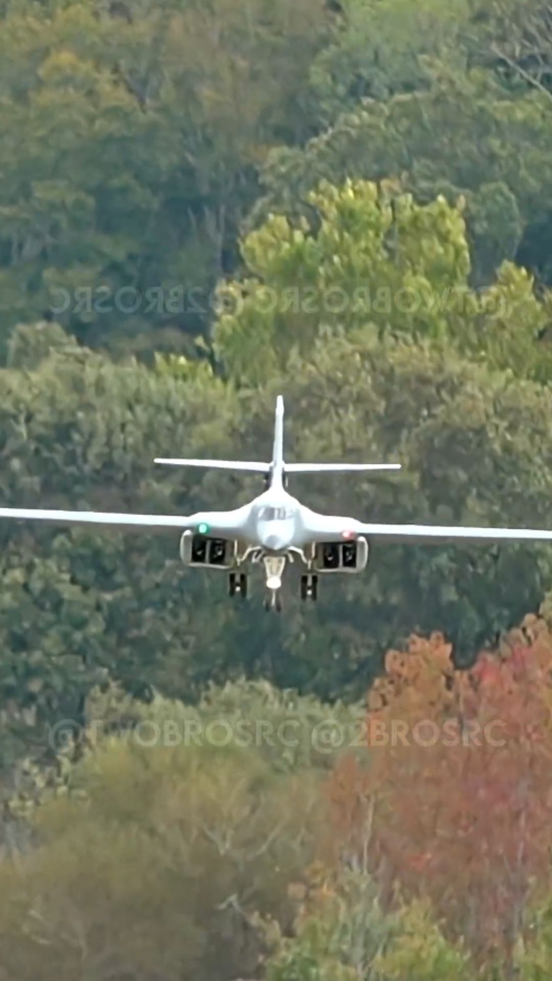B-1B Lancer smooth landing in RC aviation