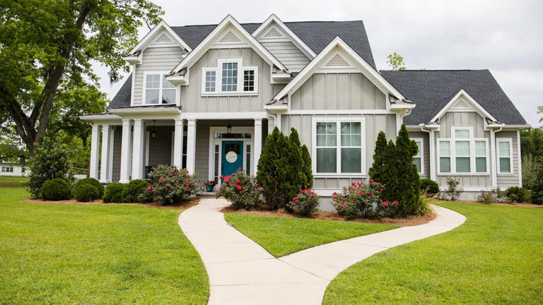 7 exterior paint colors designers say work on almost any home