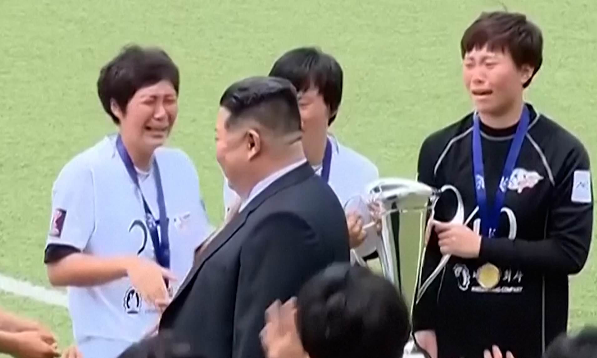 Un nil! North Korean women's football team go wild as Kim Jong Un joins ...