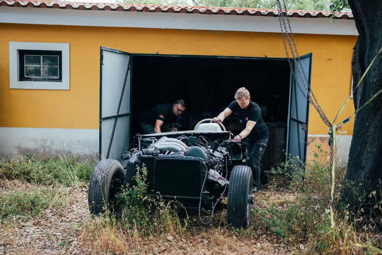 Mercedes 300 SL ritrovata in un capannone, le immagini fanno il giro ...