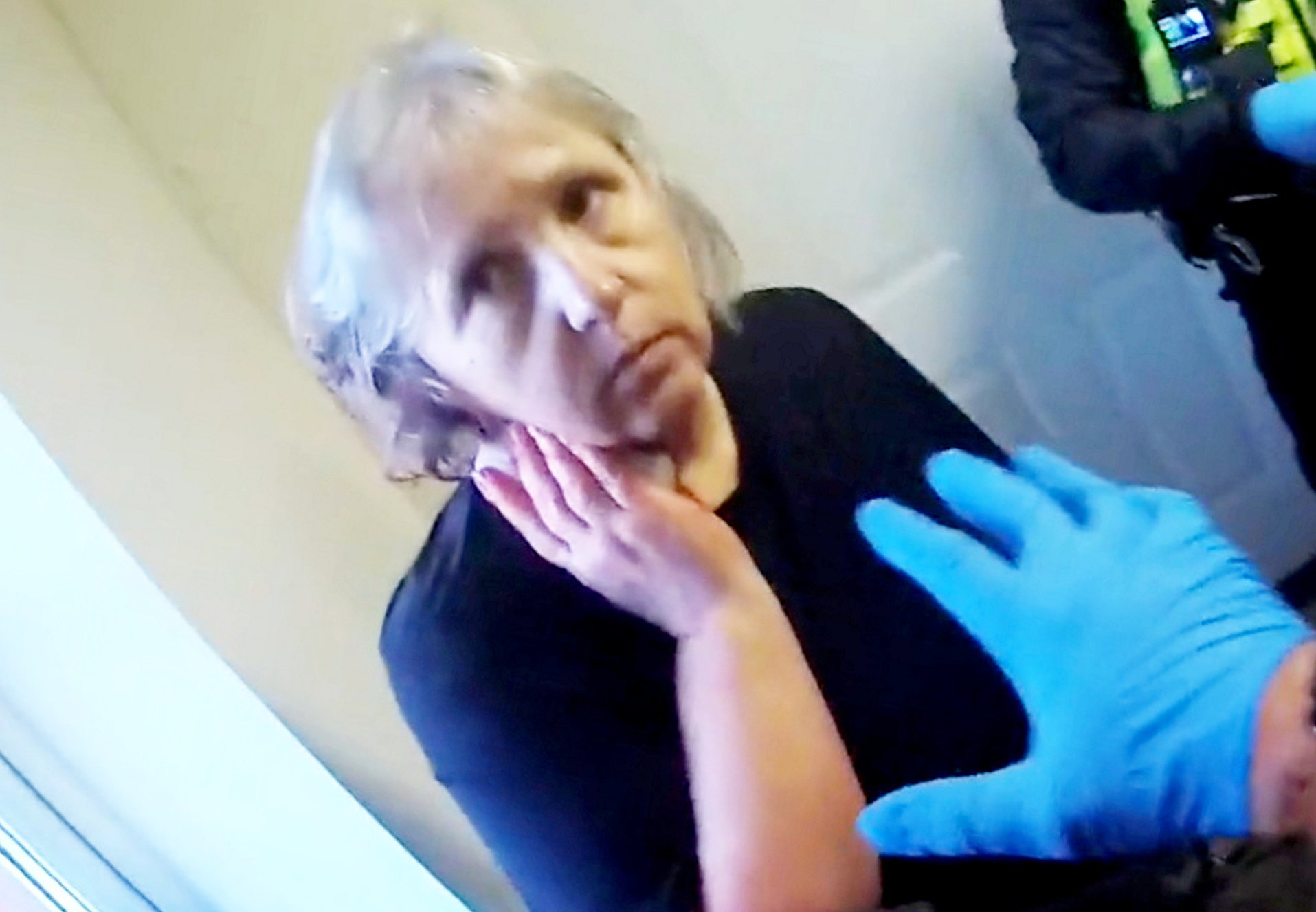 „Ich habe meine Mutter getötet“: Notruf und Polizeivideo dokumentieren ...