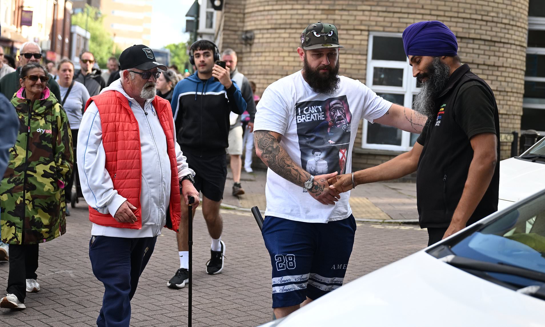Moment Sikh taxi driver shakes hands with Henry Nowak protesters in ...