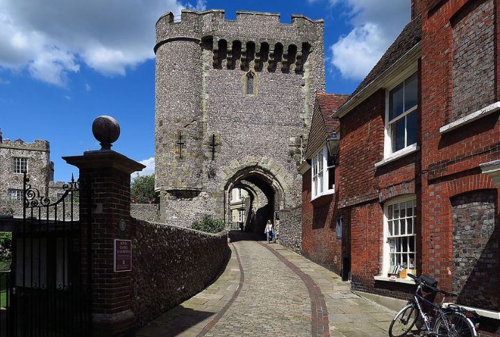 10 details that made medieval castles more than just fortresses