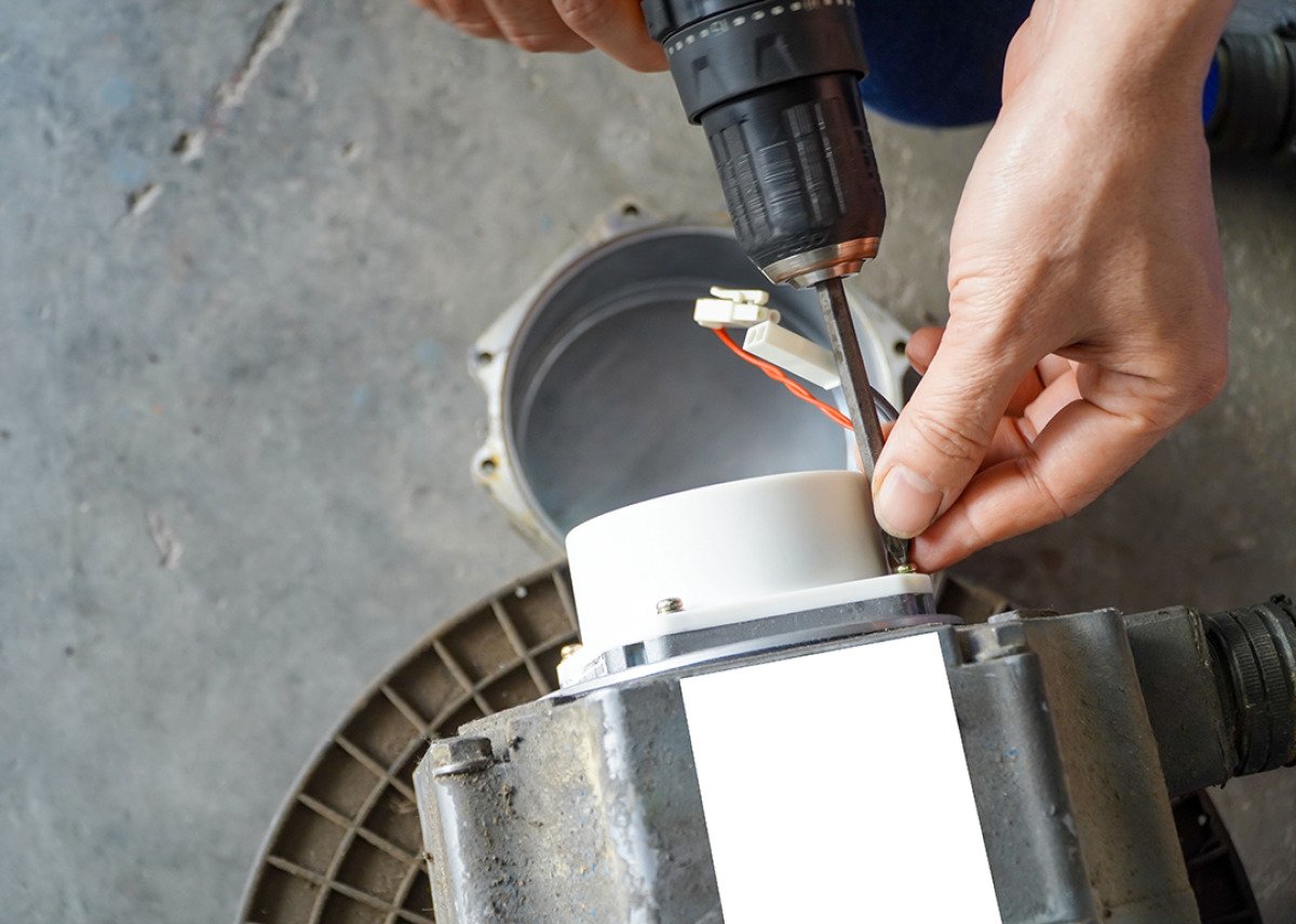 What are the signs that a servo motor needs repair?