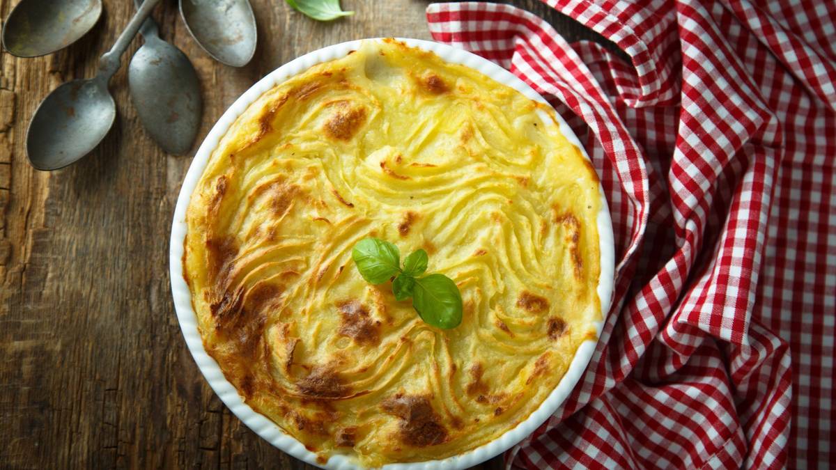 Poucos ingredientes, várias doses e muito sabor. Faça este empadão de atum