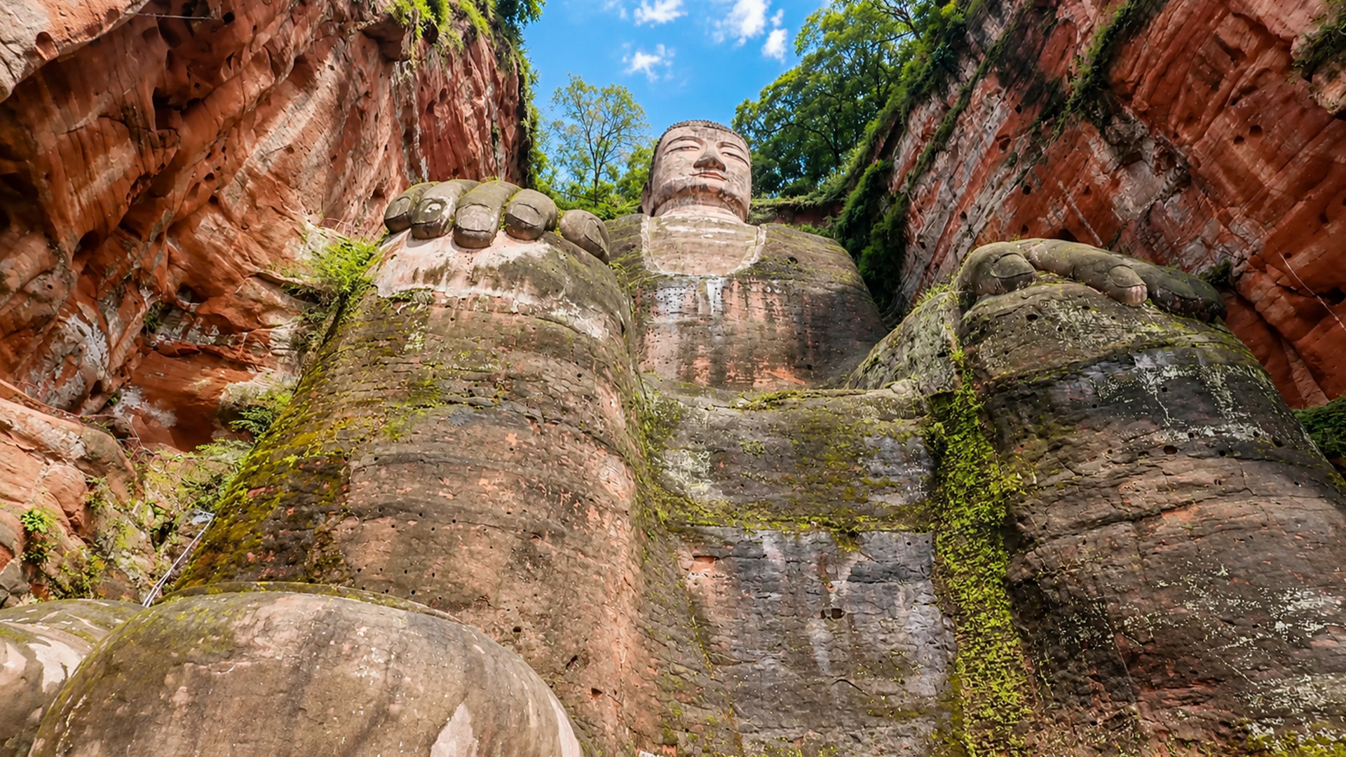 Un Buda monumental tan enorme que desafía la escala humana
