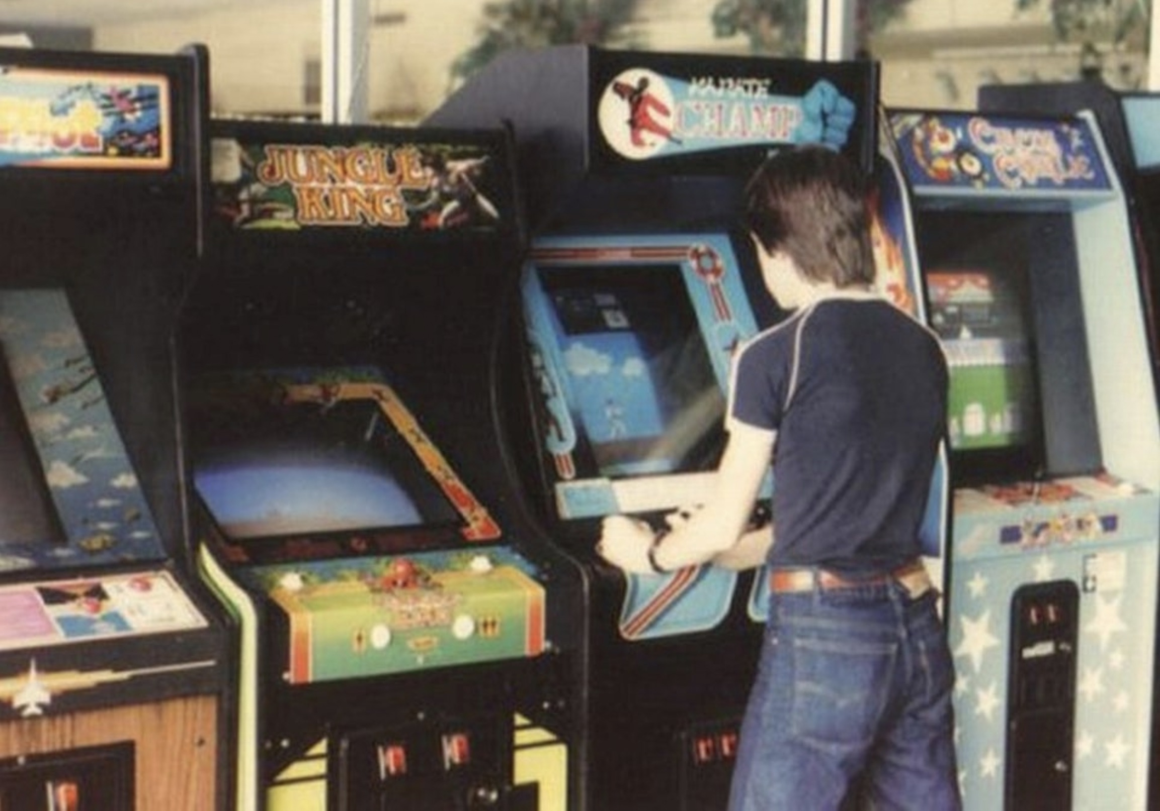 24 vintage gamers tearing up the arcade, as they should