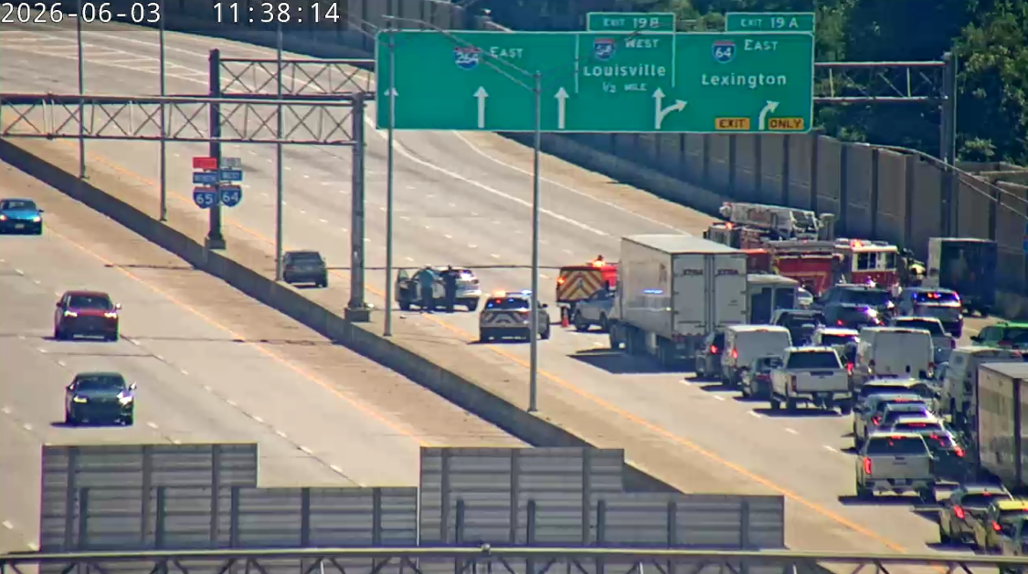 4-vehicle crash on I-264 in east Louisville all clear