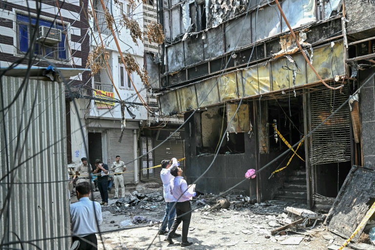 Incêndio em hotel da capital indiana deixa ao menos 21 mortos