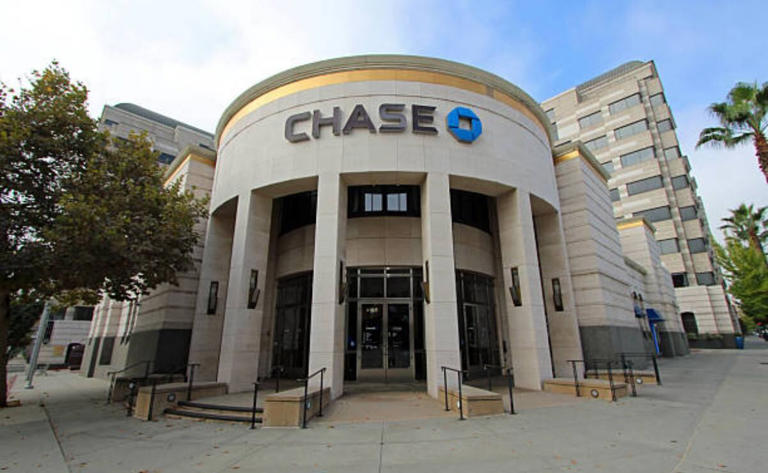 FBI rescata a rehenes tras abatir a hombre que se atrincheró en banco ...