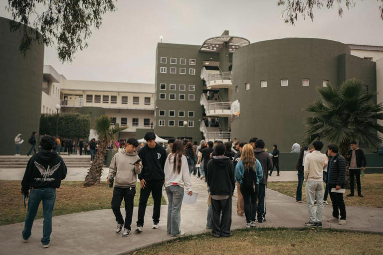 Acuden miles a realizar examen de admisión en UABC de Tijuana
