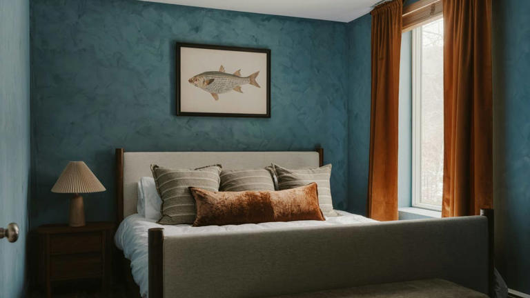 5 paint colors interior designers avoid for dark rooms