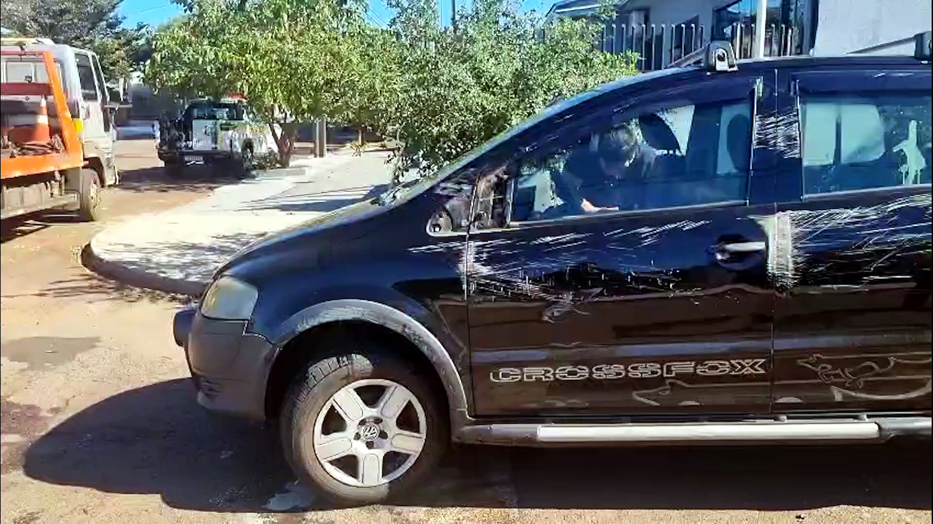 Capotamento é registrado após colisão no bairro Neva