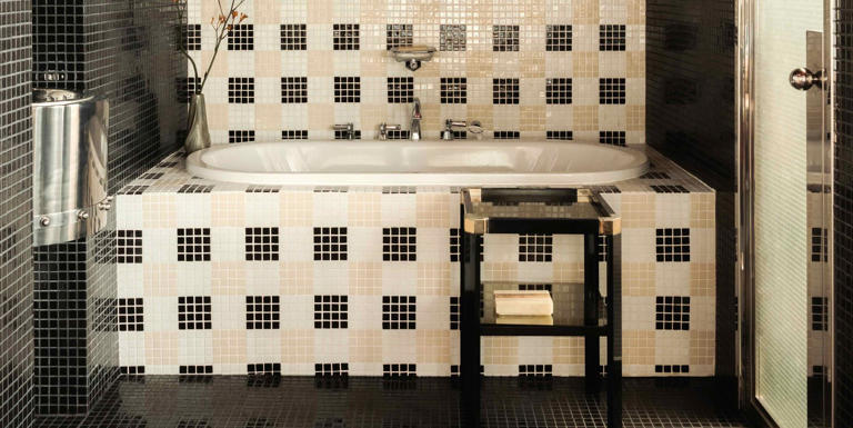The built-in bath is back—and designers say it’s chicer than ever