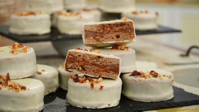 Irresistibles alfajores de nuez y chocolate blanco