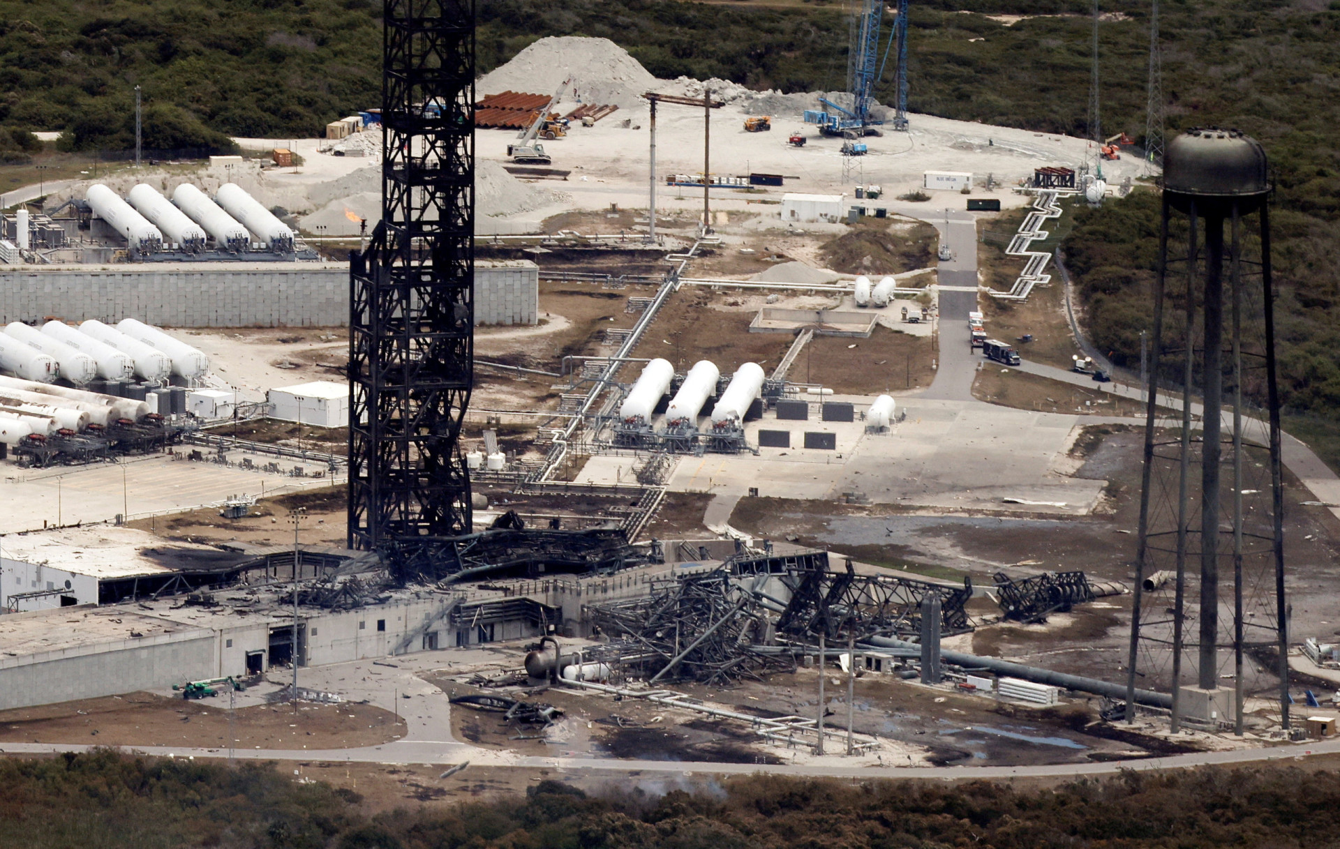 NASA vs. SpaceX and Blue Origin: What's different, and how do they ...
