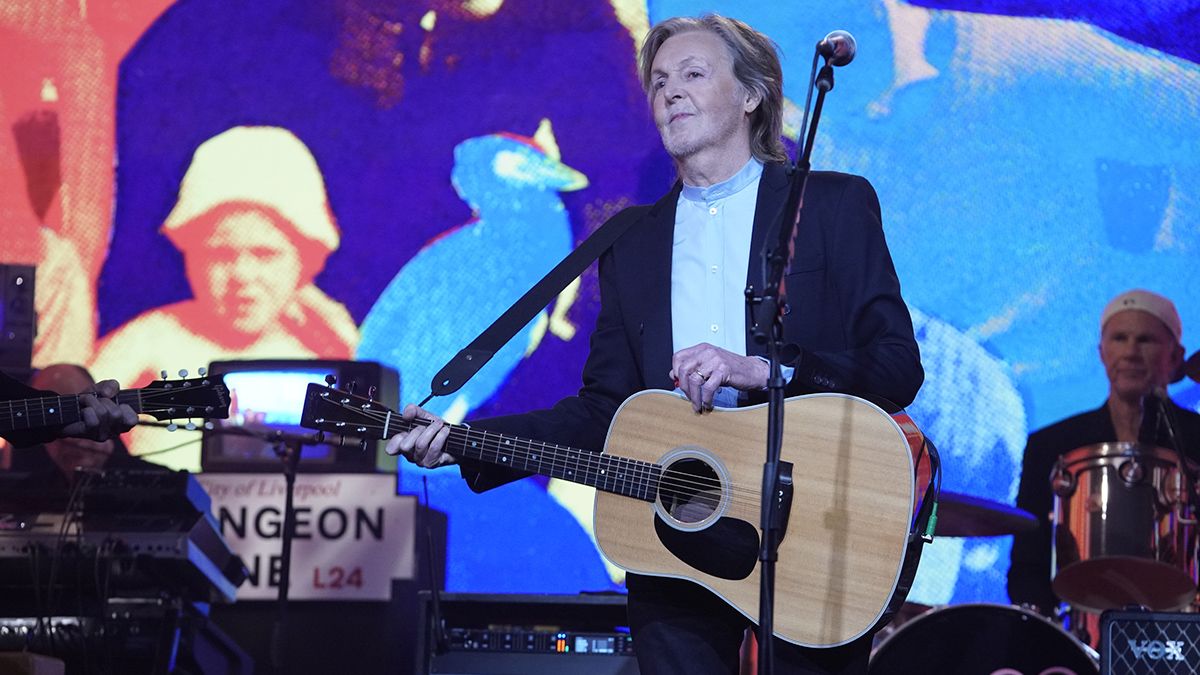 Paul McCartney shows you how to play the mystery guitar chord that ...