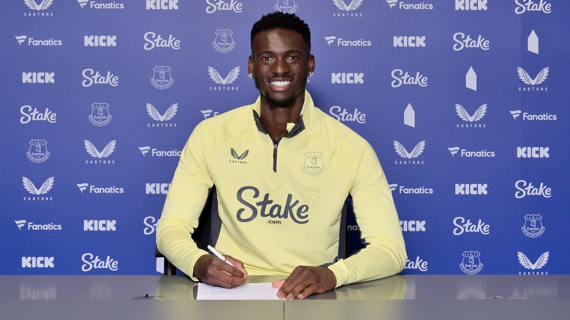 Borussia Dortmund launch move for Everton midfield sensation