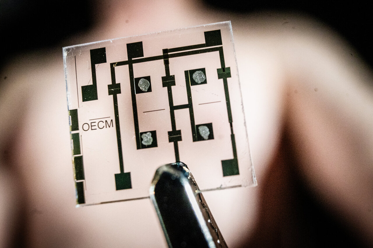 Conductive plastic mimics heart cell ion signaling for first time