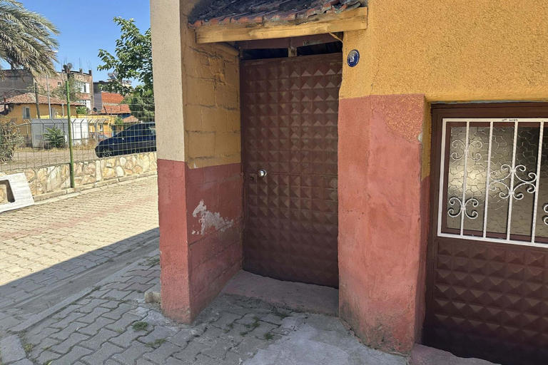 Evin kapısına poşetle asıldı! Sesleri duyan ne yapacağını şaşırdı