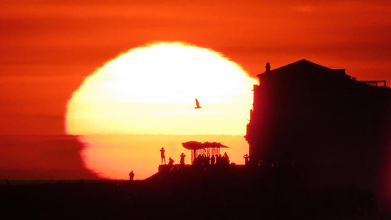 El sol gigante del atardecer en Rota