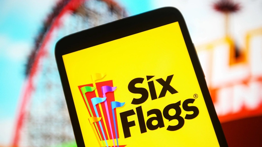 450-foot crane arrives for Six Flags record coaster build