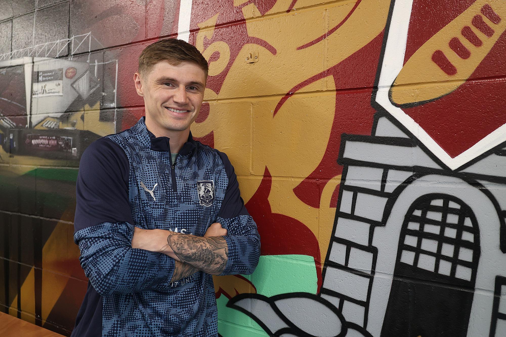 Hogg makes his first signing as Cobblers clinch deal for striker Saunders