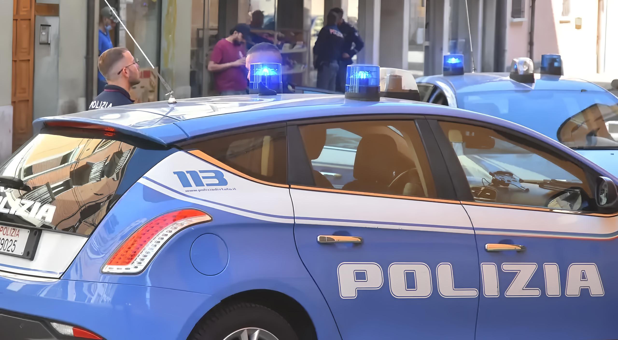 Bergamo, getta monete vicino all’auto per distrarla e il complice le ...