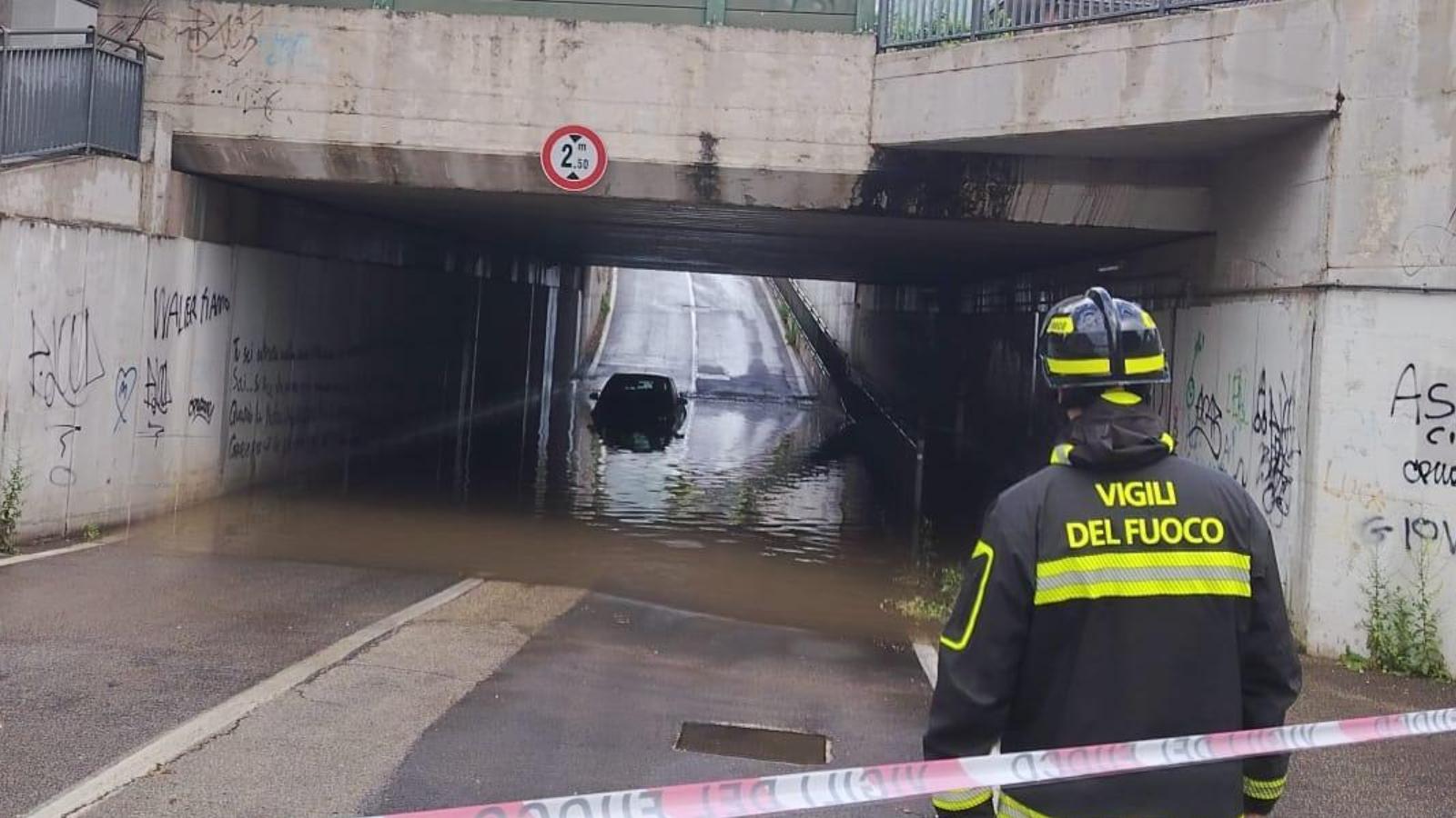 Pioggia e danni su Terni: ragazza intrappolata nel sottopasso. Fiume di ...