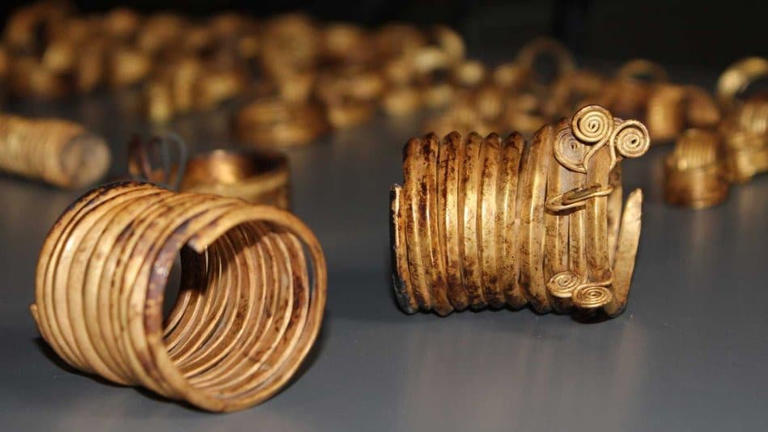 Workers found 117 gold artifacts buried in Germany during pipeline ...