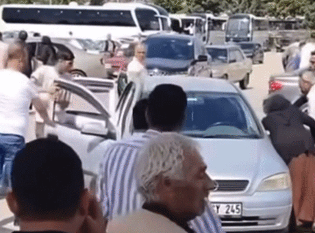 Aralarında husumet bulunan iki aile cenazade karşılaştı! 'Bu nasıl ...