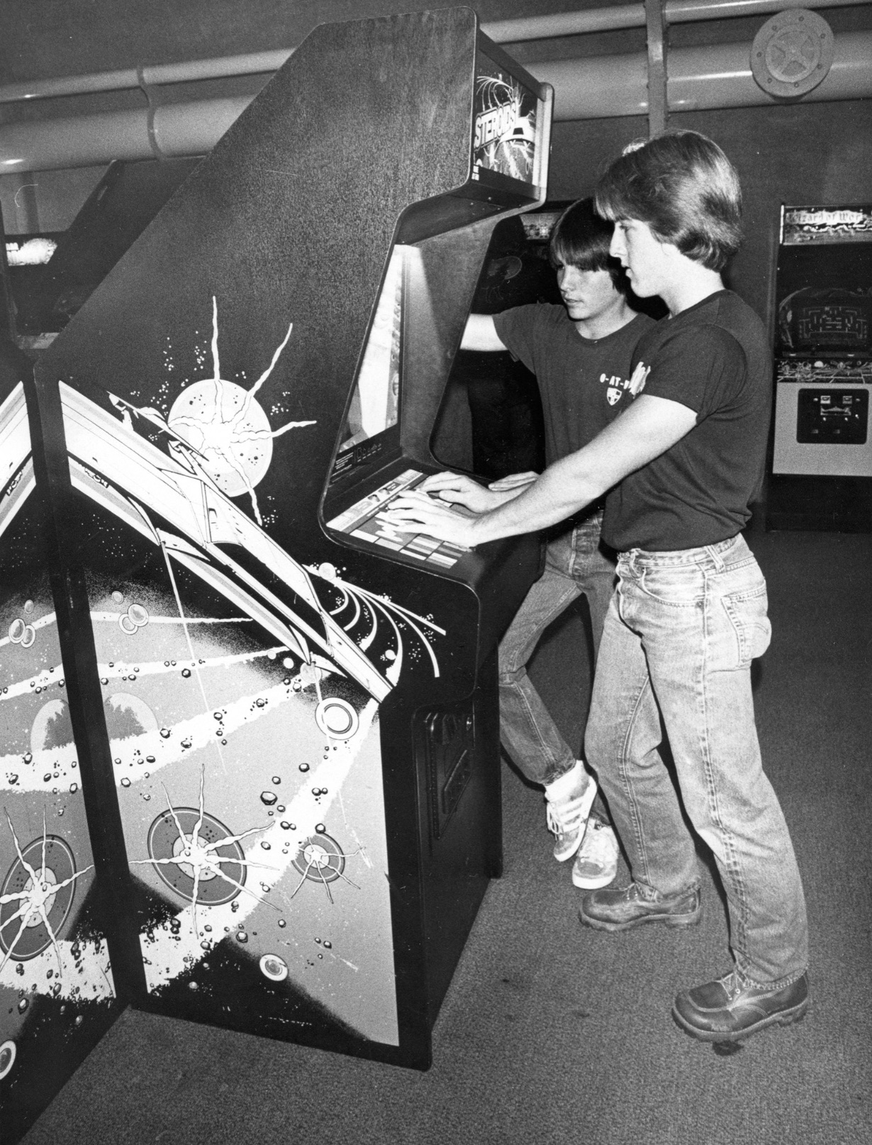 24 vintage gamers tearing up the arcade, as they should