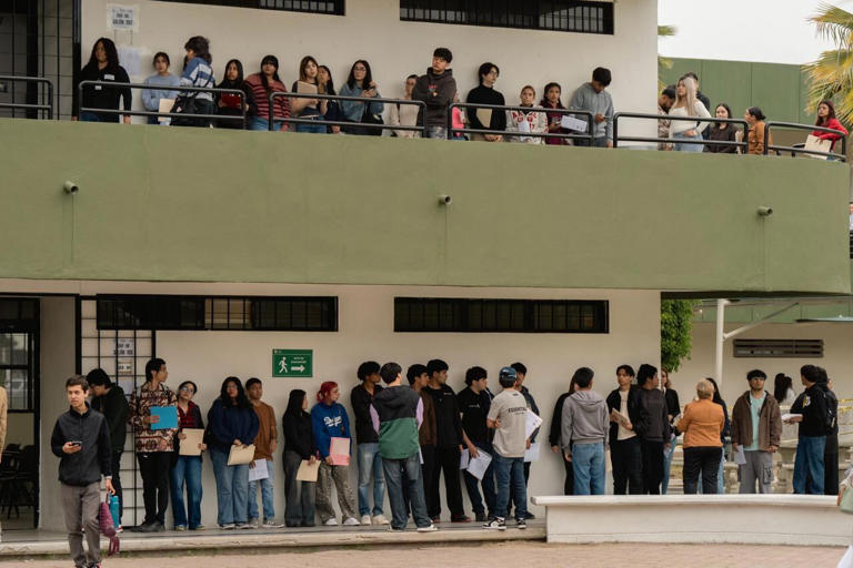 Acuden miles a realizar examen de ingreso en UABC de Tijuana