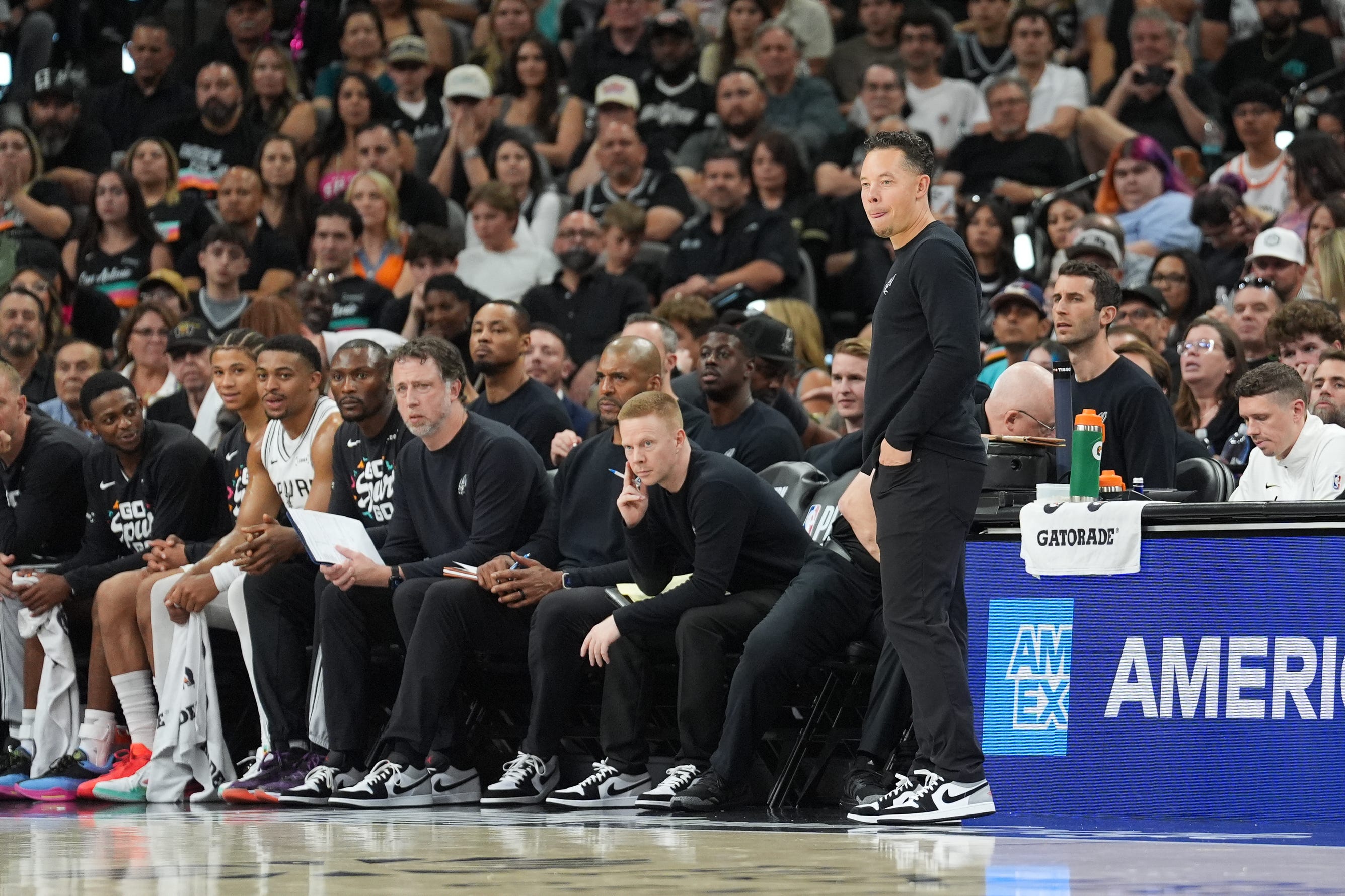 Who are the models in San Antonio who went viral behind Spurs' bench?