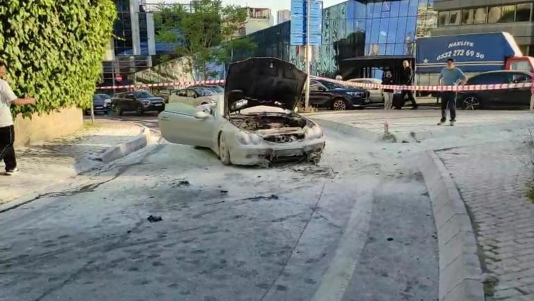Şişli’de seyir halindeki lüks otomobil yanarak kullanılamaz hale geldi