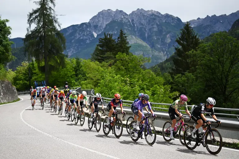 Demi Vollering wint na prachtige Dolomitenrit in etappe 5 Giro d'Italia ...