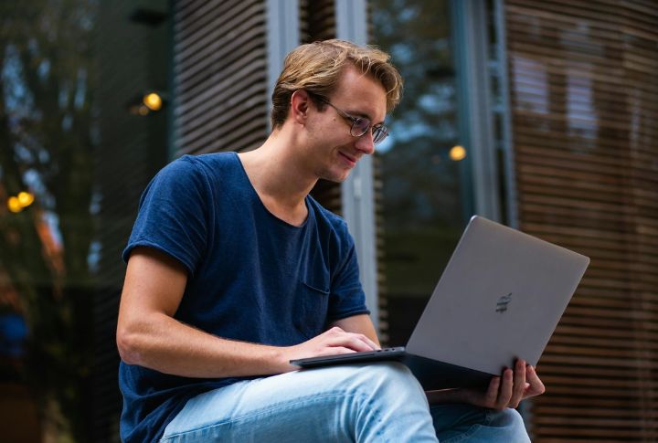 20 online jobs that let you work while the world sleeps