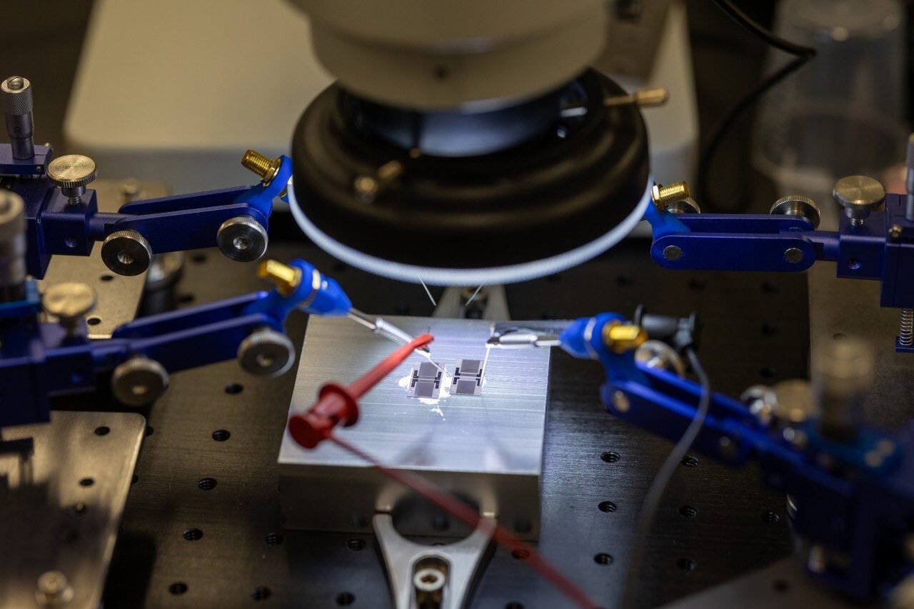Chip-scale 'acoustic atom' controls sound waves to imitate atomic ...