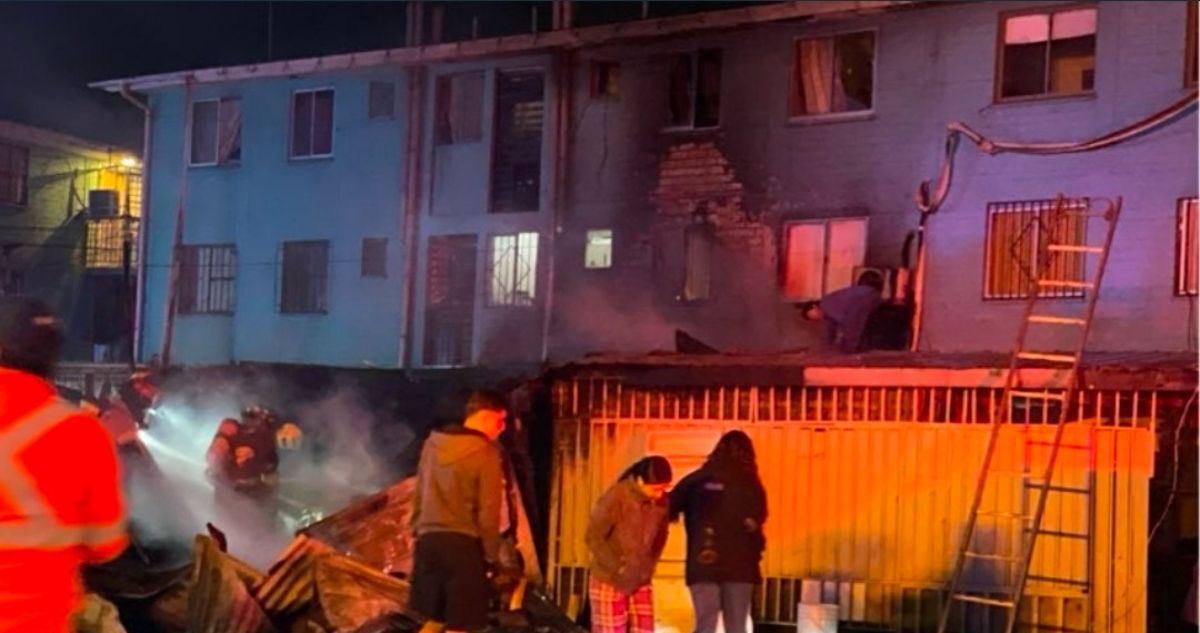 Incendio en Colina deja un fallecido: víctima estaba escondida en un baño